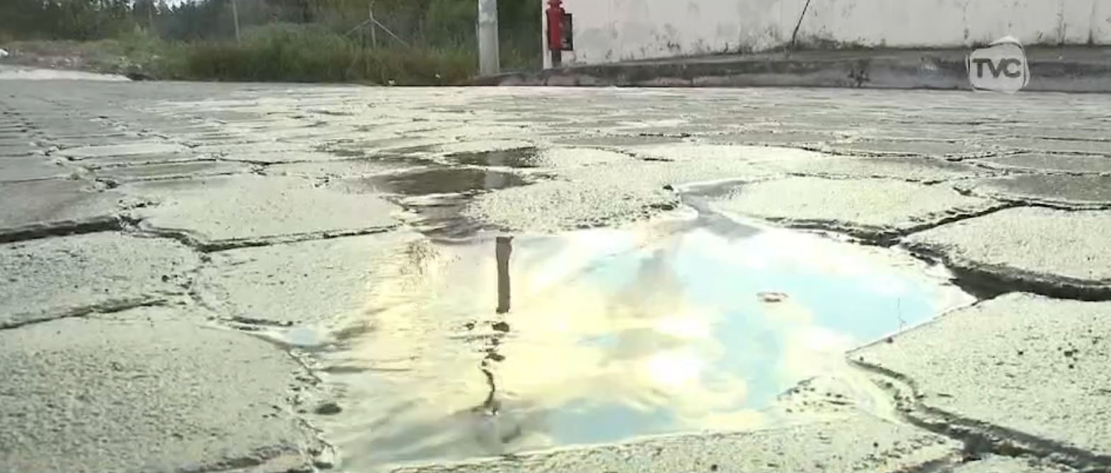 “Ya apesta y nadie nos escucha”: vecinos denuncian fuga en la calle ...