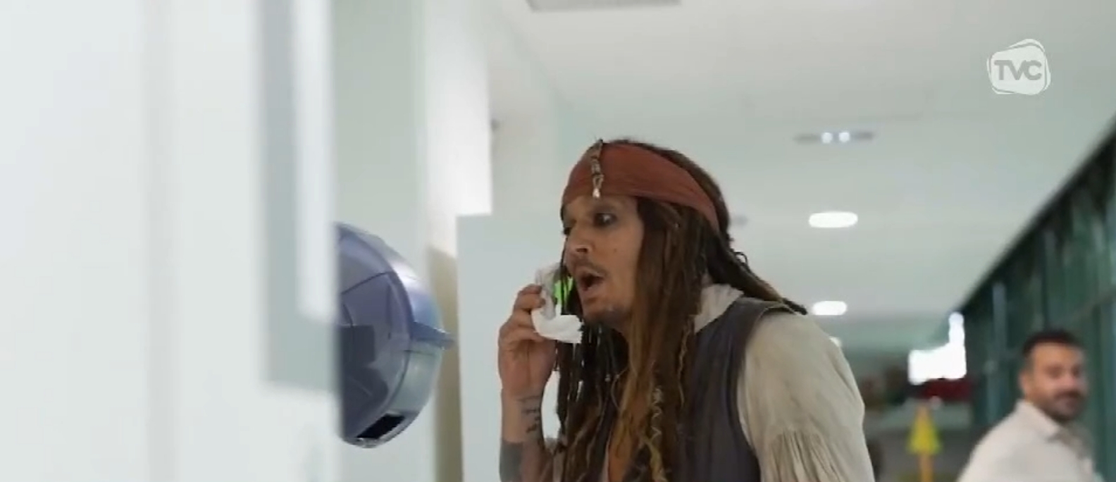 Johnny Depp visitó hospital en Madrid caracterizado como Jack Sparrow - TVC