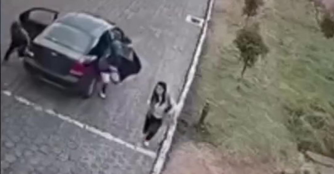Joven es asaltada a mano armada en el sector 14 de diciembre - TVC
