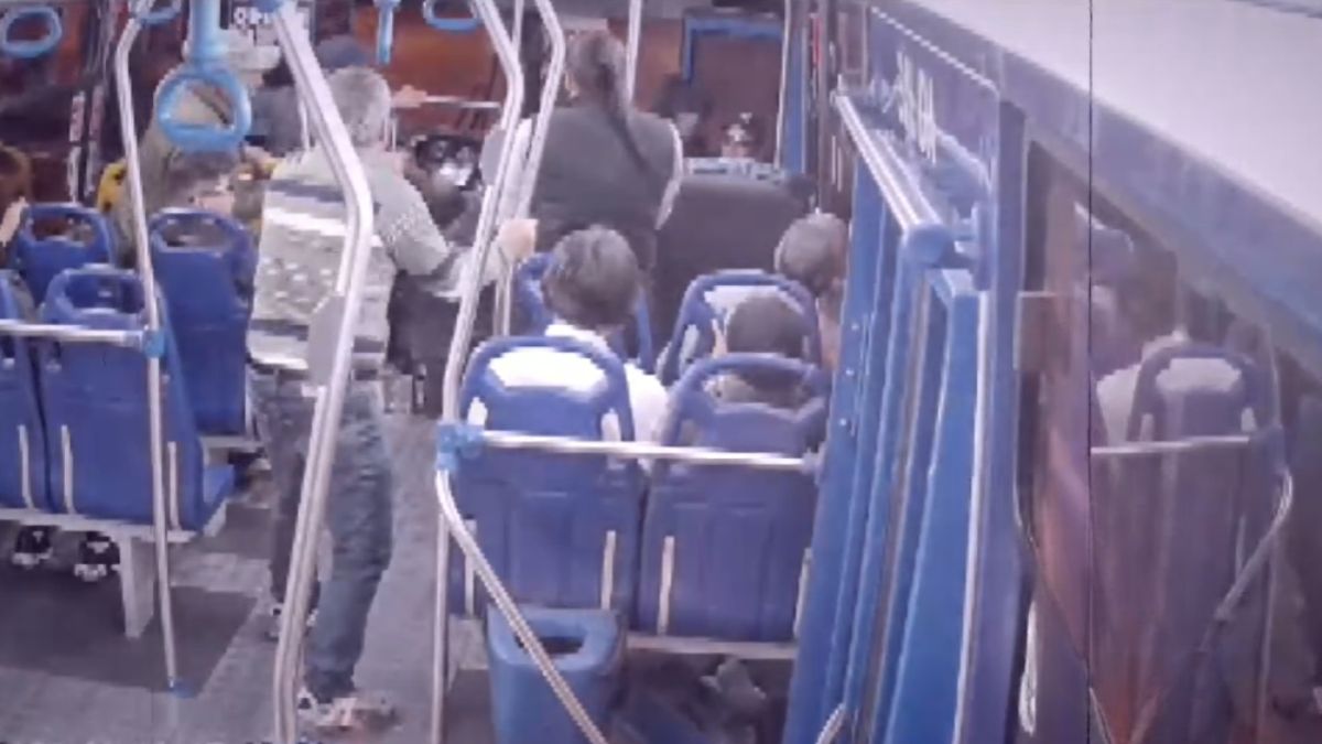 Delincuentes apuñalan a conductor de bus durante asalto en Quito - TVC