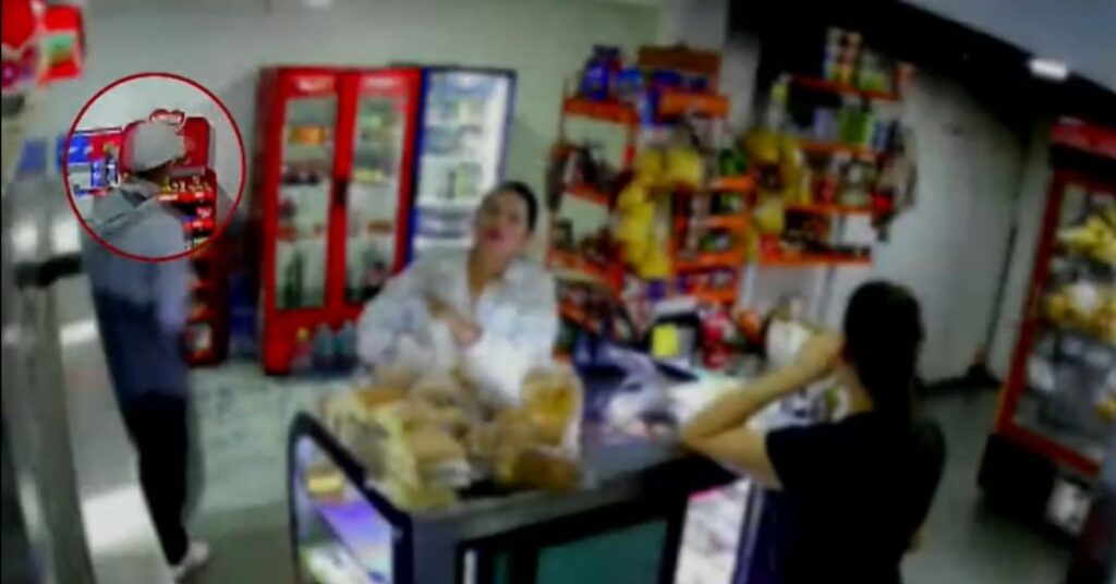 Delincuentes desmantelan carro en El Dorado tras comprar agua en ...