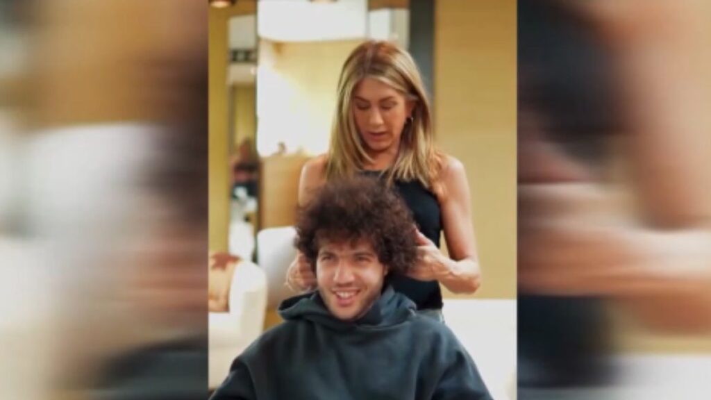 Jennifer Aniston peina a Benny Blanco en divertida campaña publicitaria ...