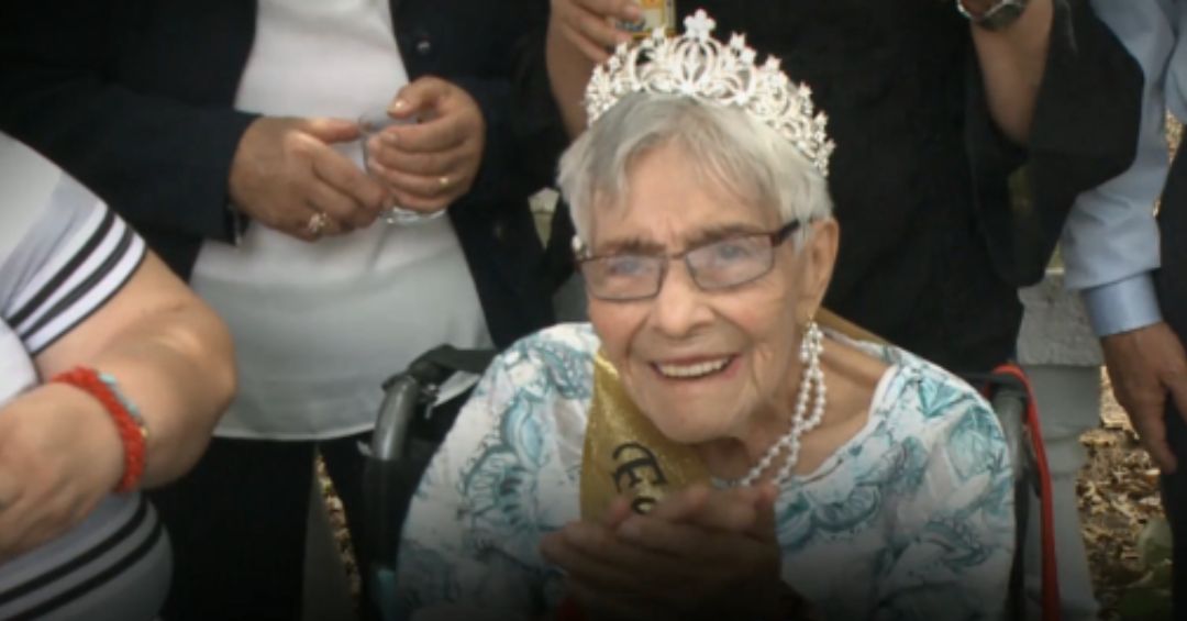 Mujer de 101 años celebra su cumpleaños rodeada de familia en Tumbaco - TVC